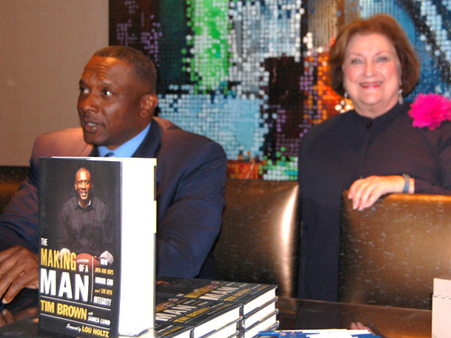 Juliette Fowler Communities Present 2015 Vidionary Woman Award At ...